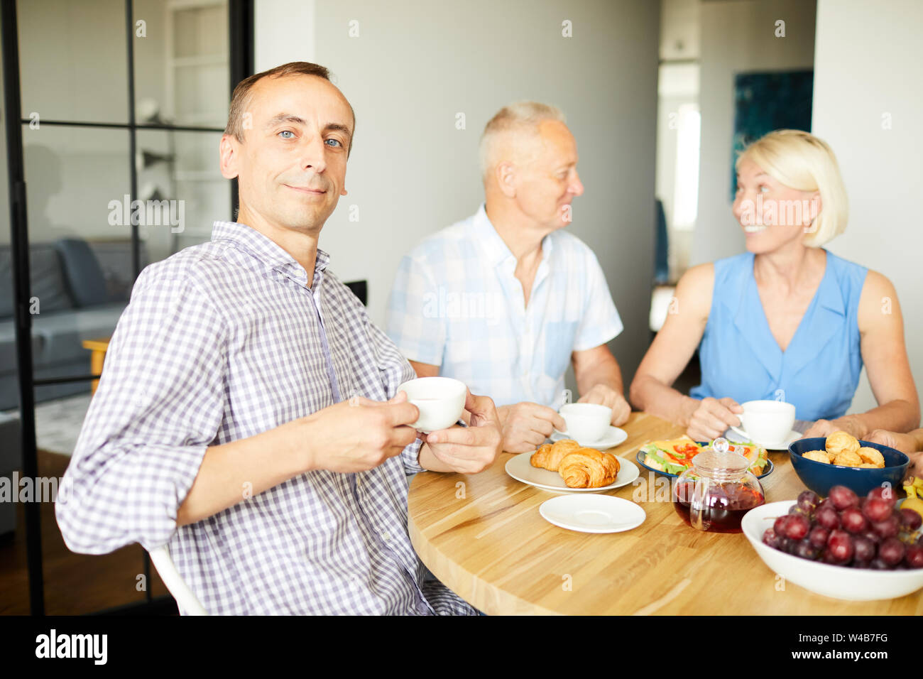 Man sitting dinner table hi-res stock photography and images - Alamy
