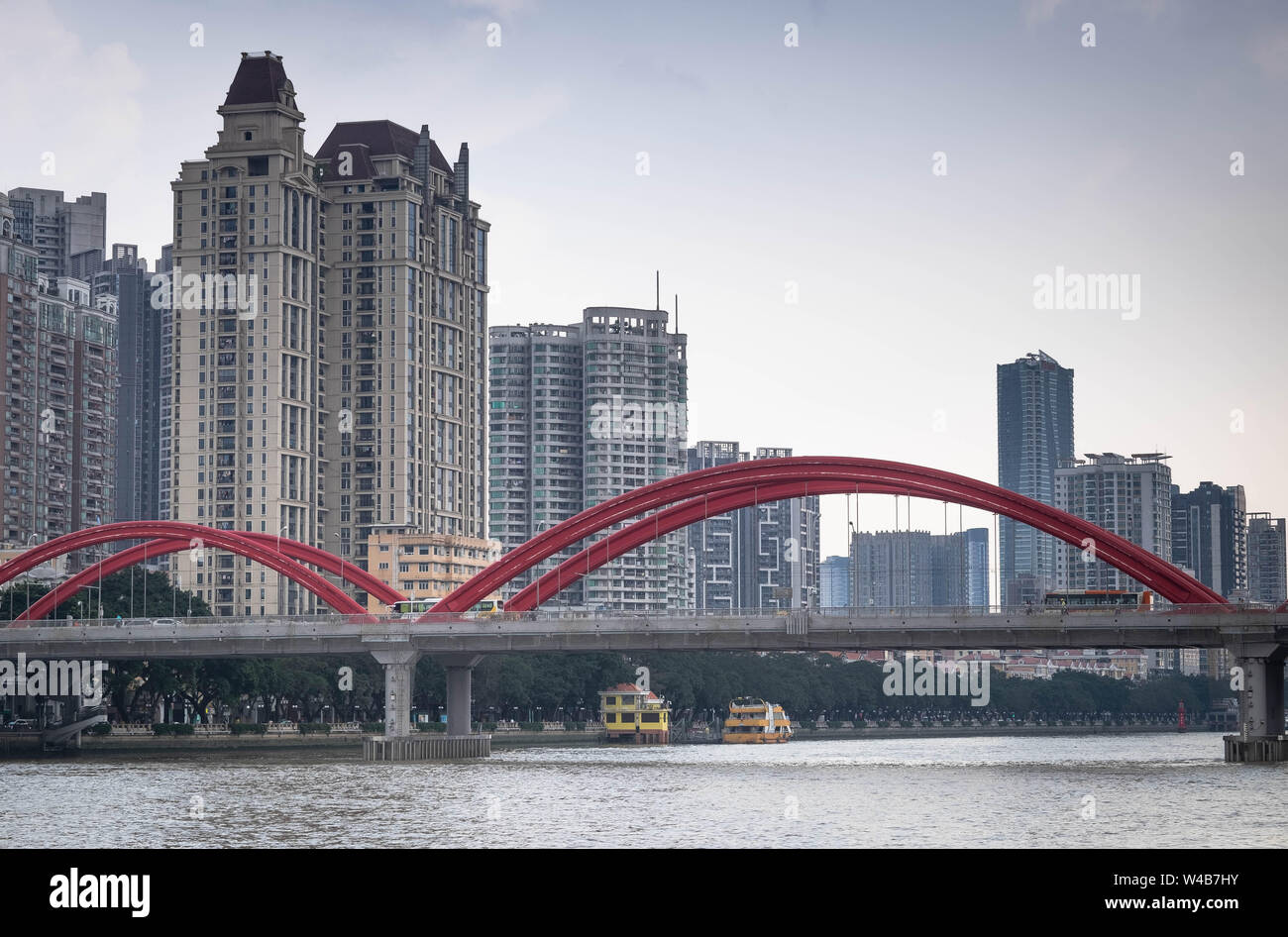 Guangzhou/China - JUN 3 2019: The Pearl river, sightseeing walkway and ...