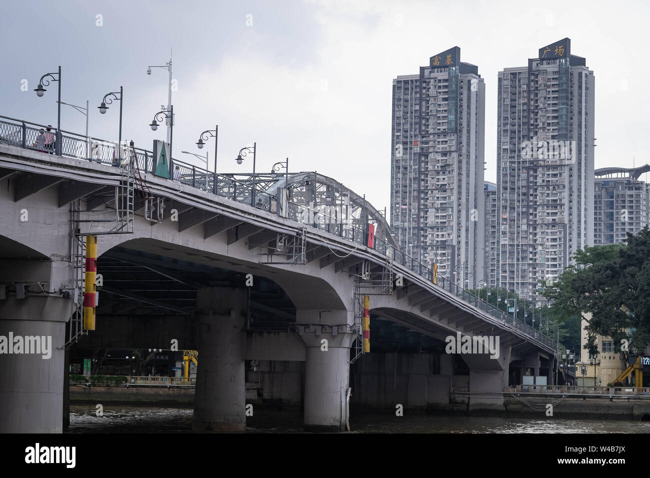 Guangzhou/China - JUN 3 2019: The Pearl river, sightseeing walkway and ...