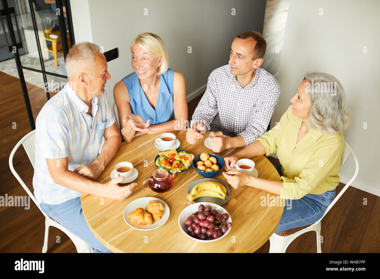 Friends around dining table home hi-res stock photography and images ...