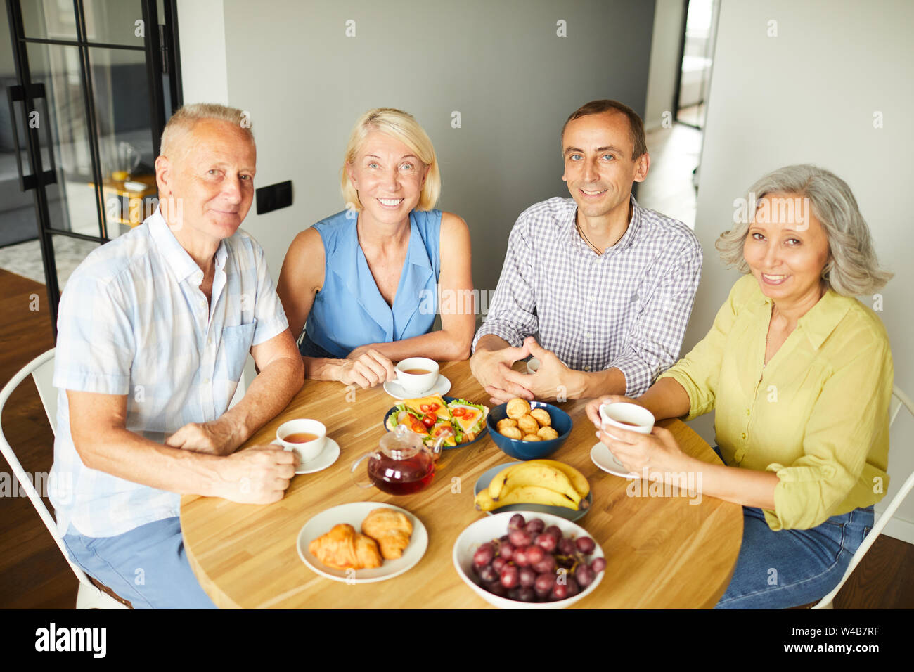 Group people sitting round table hi-res stock photography and images ...