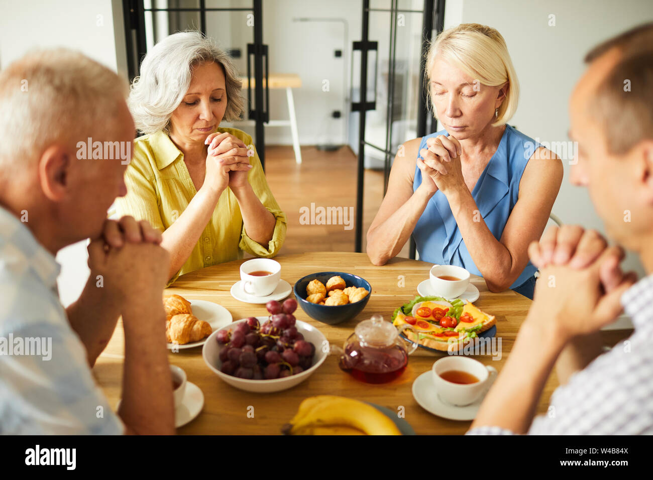 Group people sitting round table hi-res stock photography and images ...