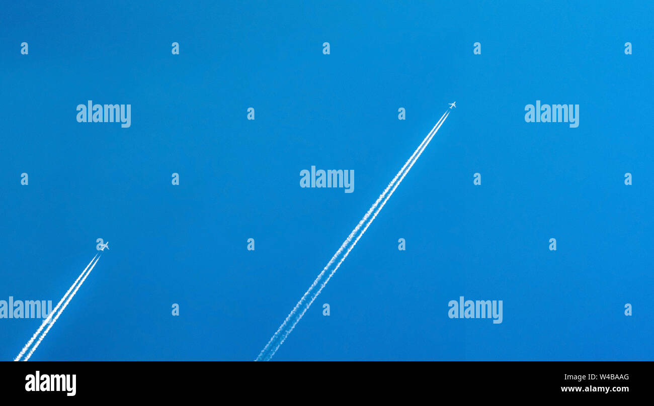 Jet airplane vapor trails hi-res stock photography and images - Alamy