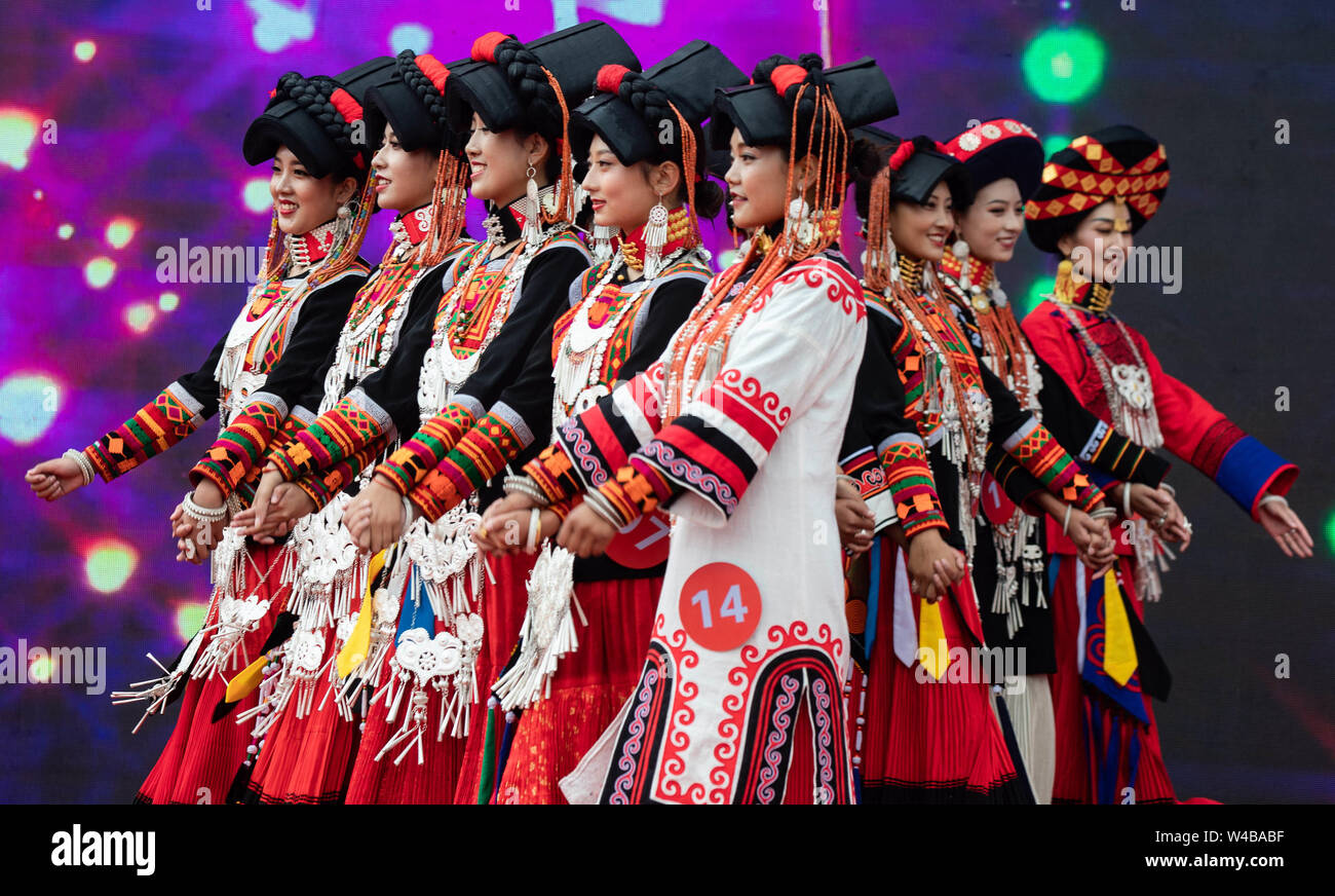 Beauty pageant women hi-res stock photography and images - Alamy