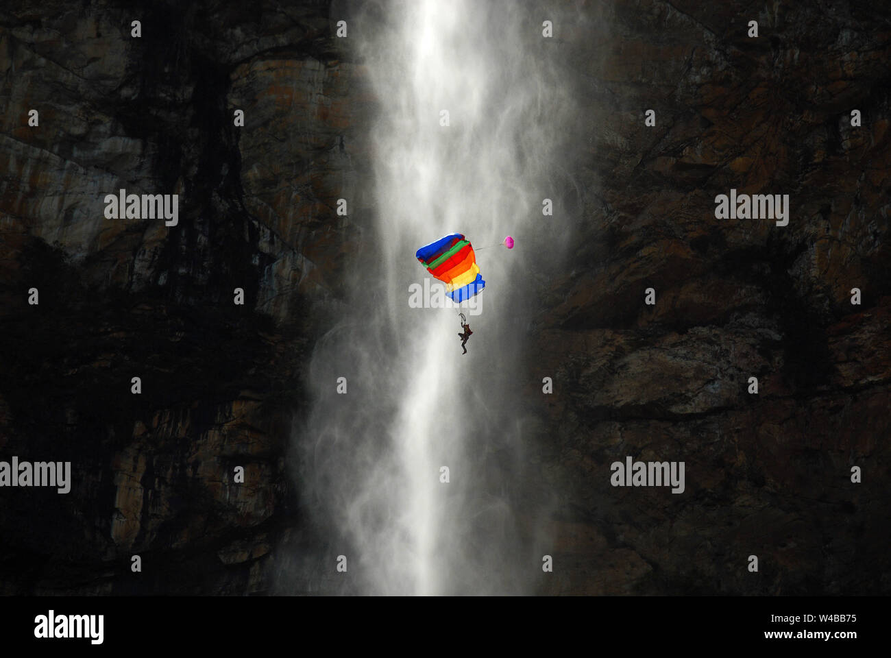 Base jump in the waterfall of the Tabuleiro in the state of Minas ...