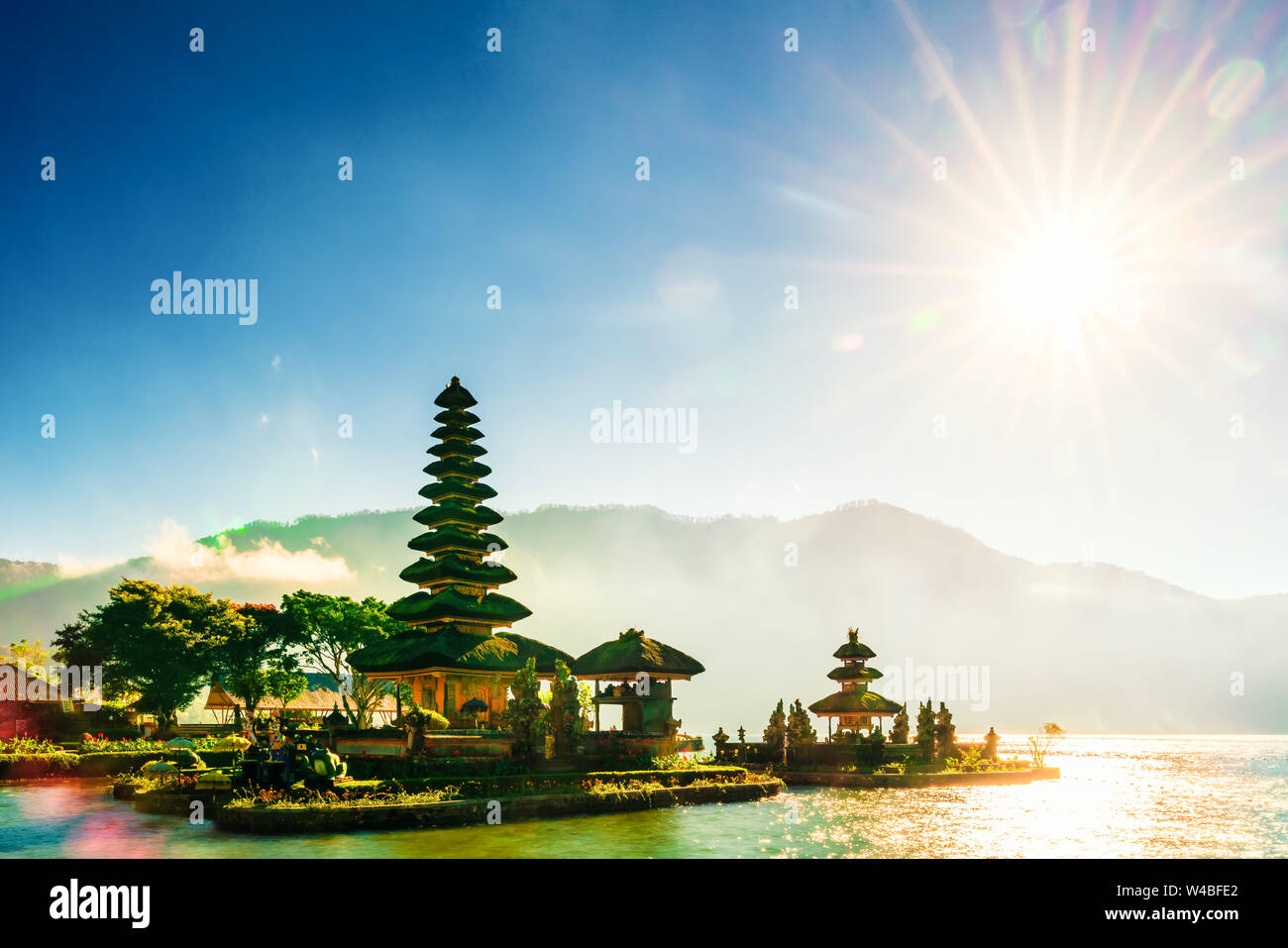 Pura ulun danu bratan temple at sunrise on background scenery nature ...
