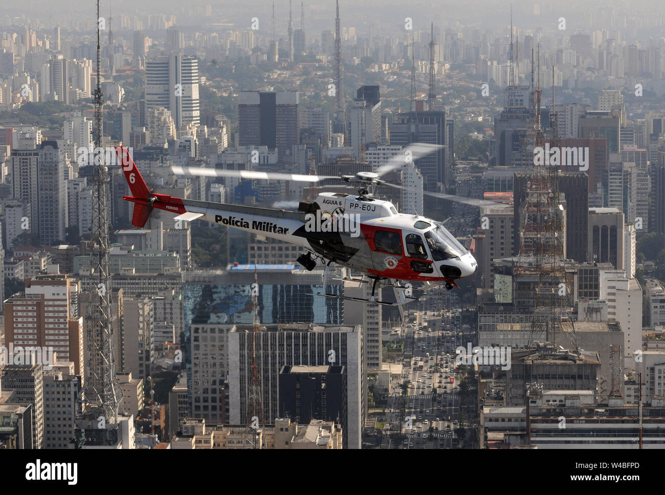 Police flying helicopter hi-res stock photography and images - Alamy