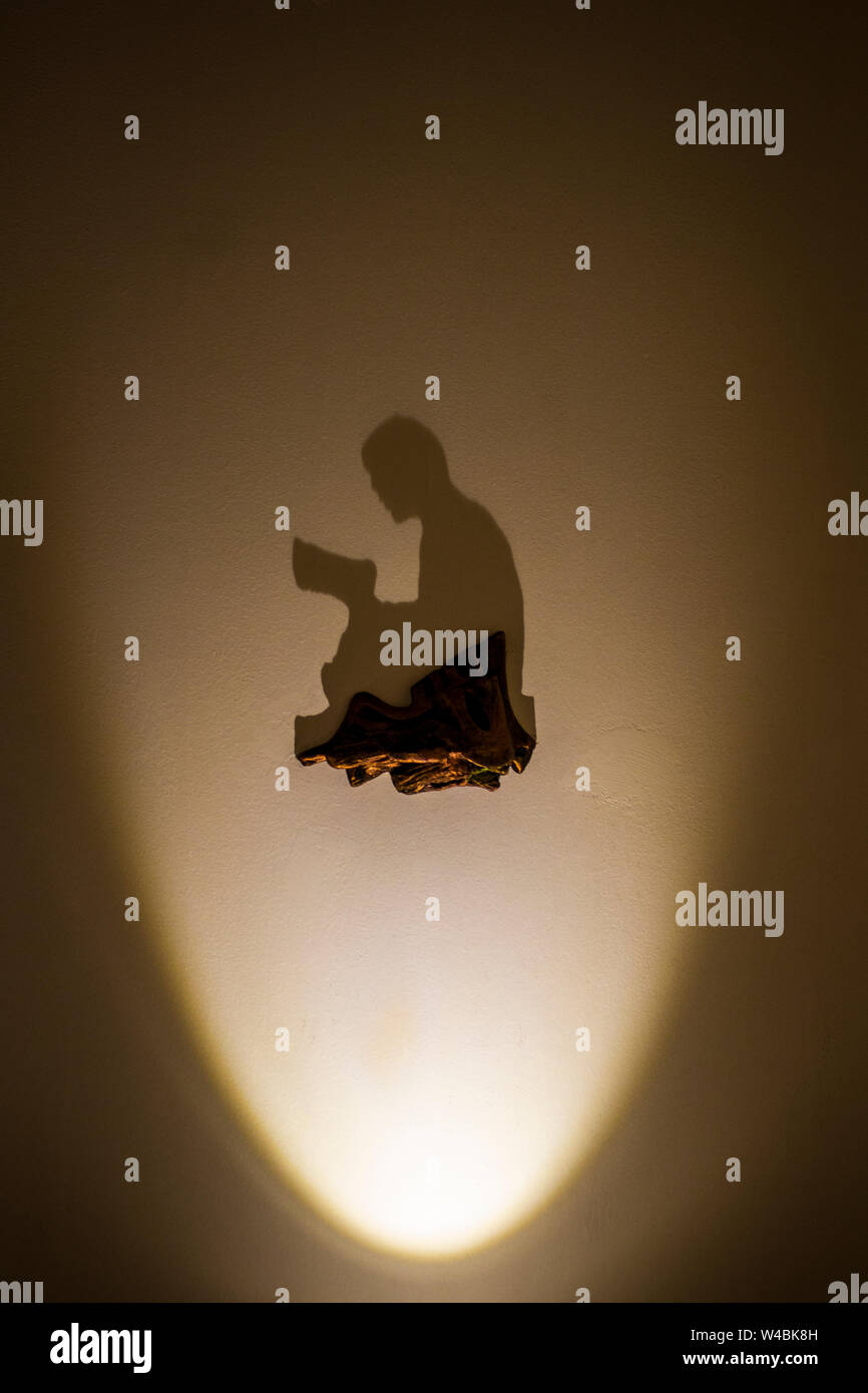 Shadow on the wall in the form of a praying Arab Stock Photo - Alamy