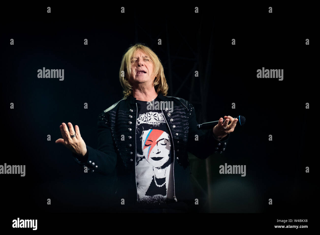 Joe elliot singer hi-res stock photography and images - Alamy