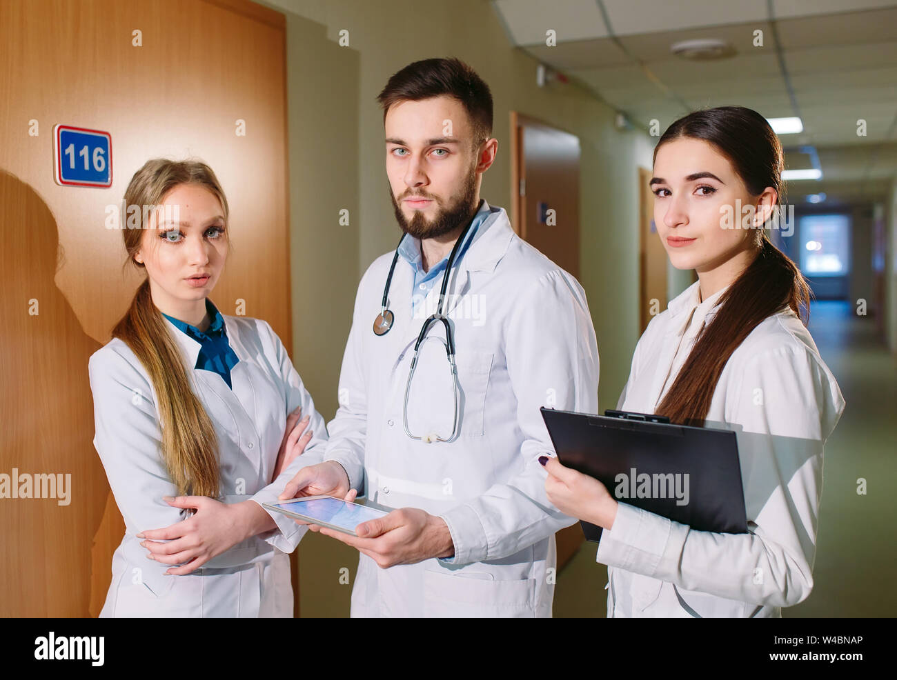 Group happy doctors tablet hi-res stock photography and images - Alamy