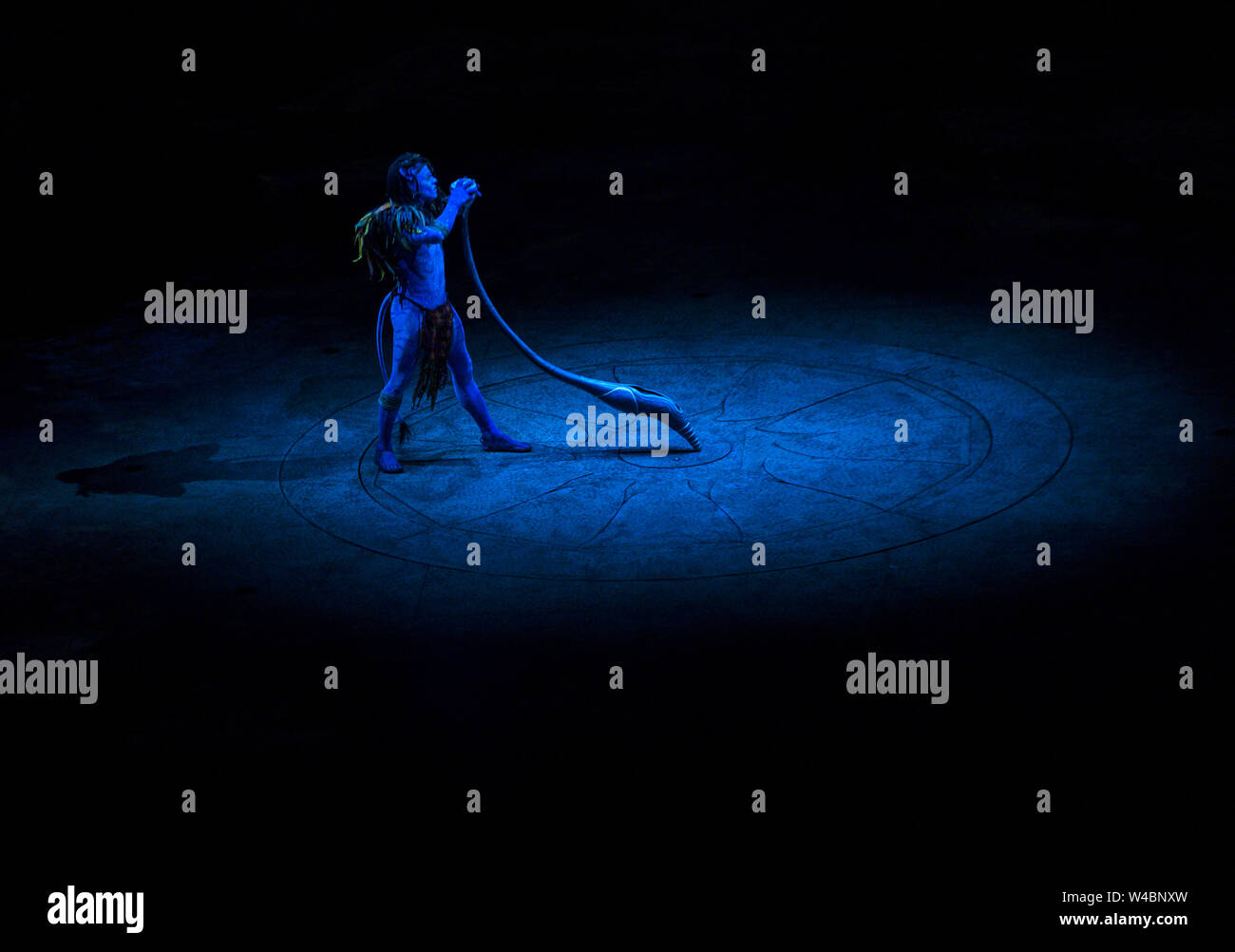 Cirque du solielperformer atmosphere toruk acrobats hi-res stock ...