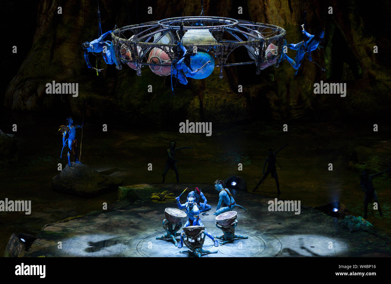 Cirque du solielperformer atmosphere toruk acrobats hi-res stock ...