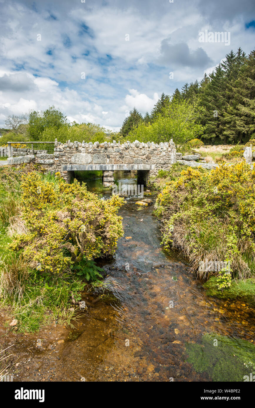 Old english stone bridge hi-res stock photography and images - Alamy