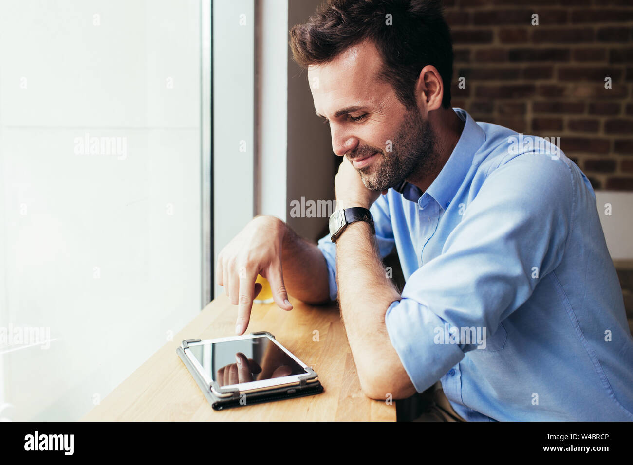 Tablet happy portrait business hi-res stock photography and images - Alamy