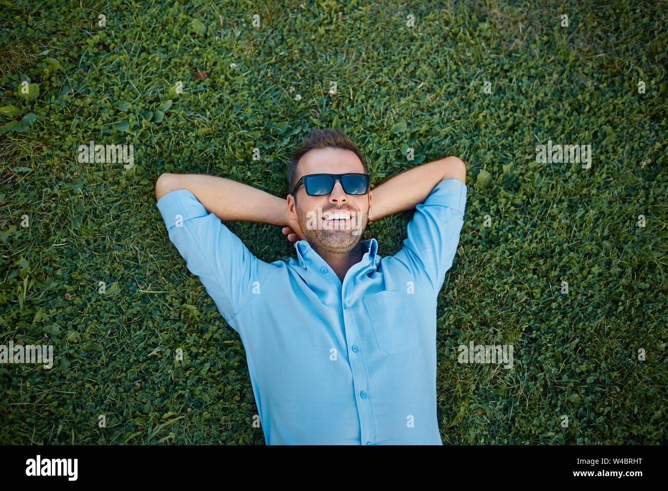 Hands under the head hi-res stock photography and images - Alamy