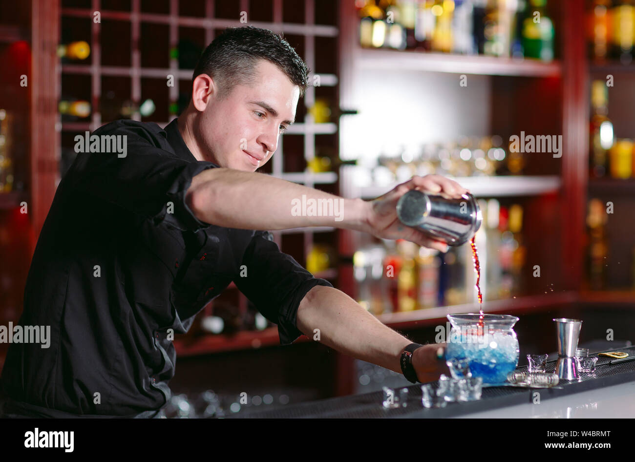 Bartender pouring fresh cocktail hi-res stock photography and images ...