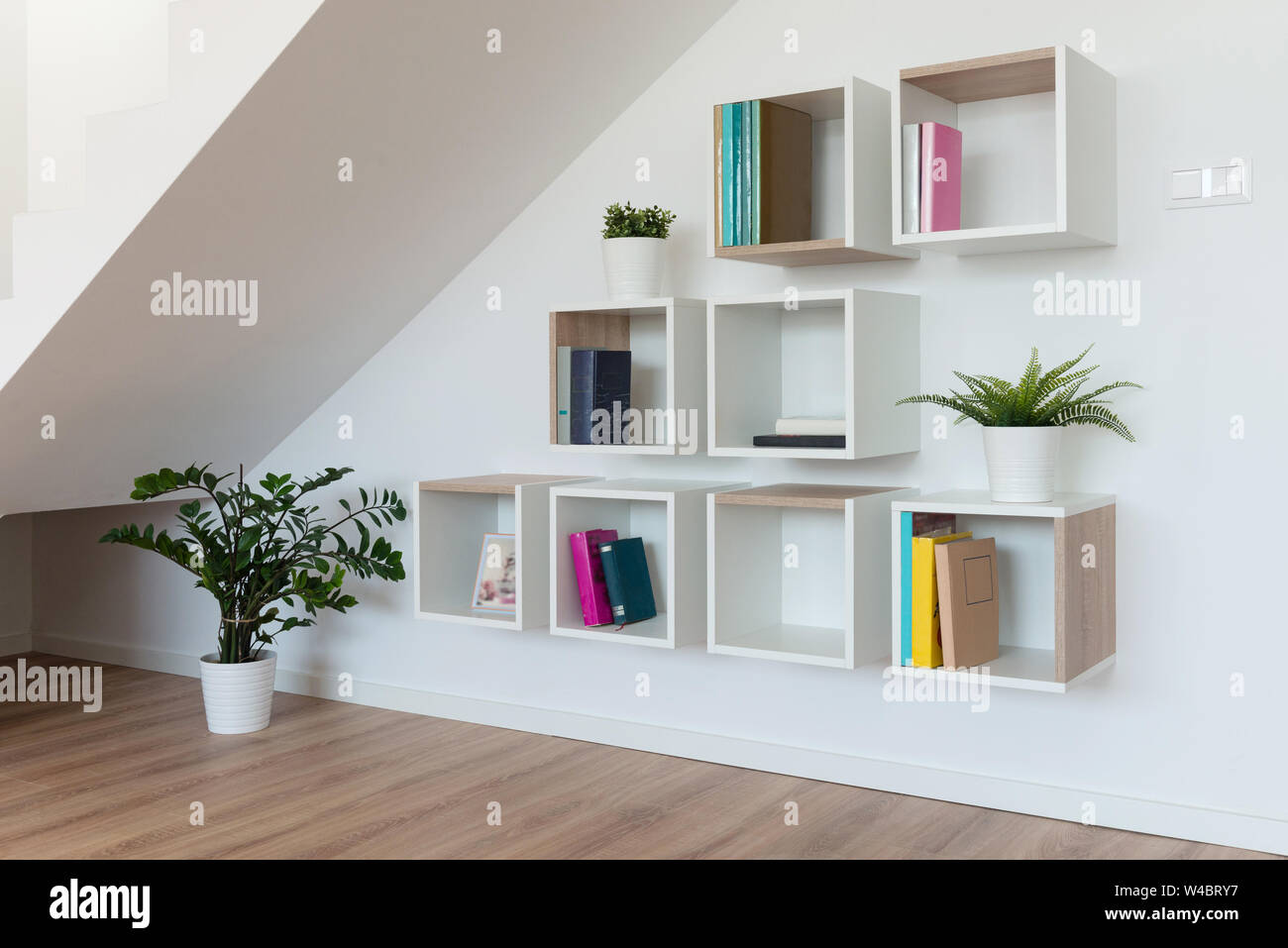 Empty living room bookshelf hi-res stock photography and images - Alamy