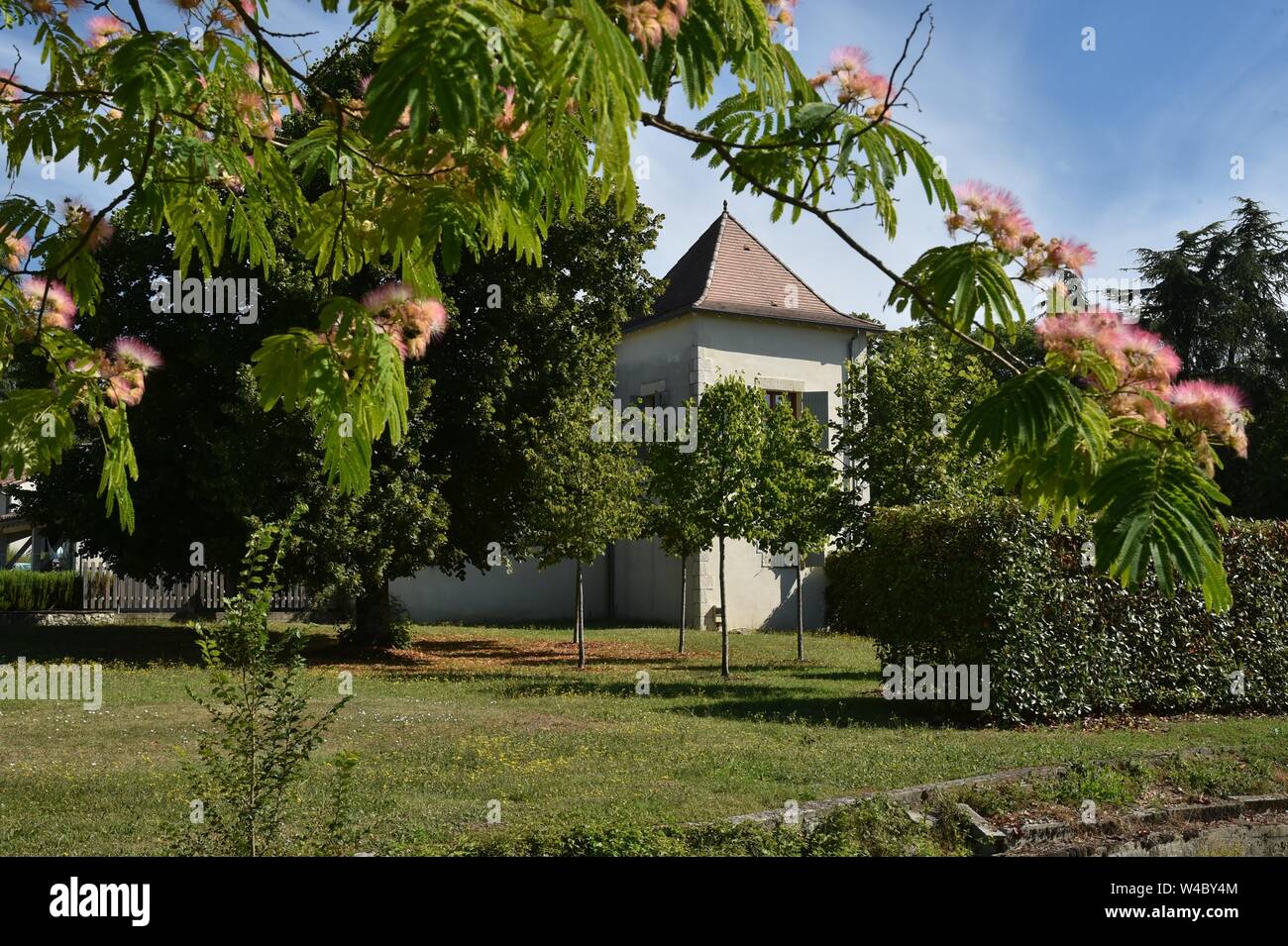 Eymet square hi-res stock photography and images - Alamy