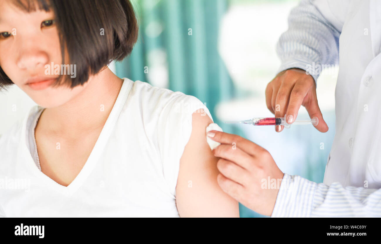 Nurse giving child injection in arm hi-res stock photography and images ...