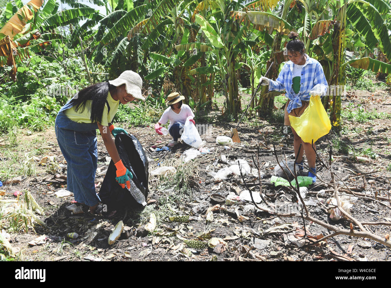 Kids helping clean up outdoors hi-res stock photography and images - Alamy
