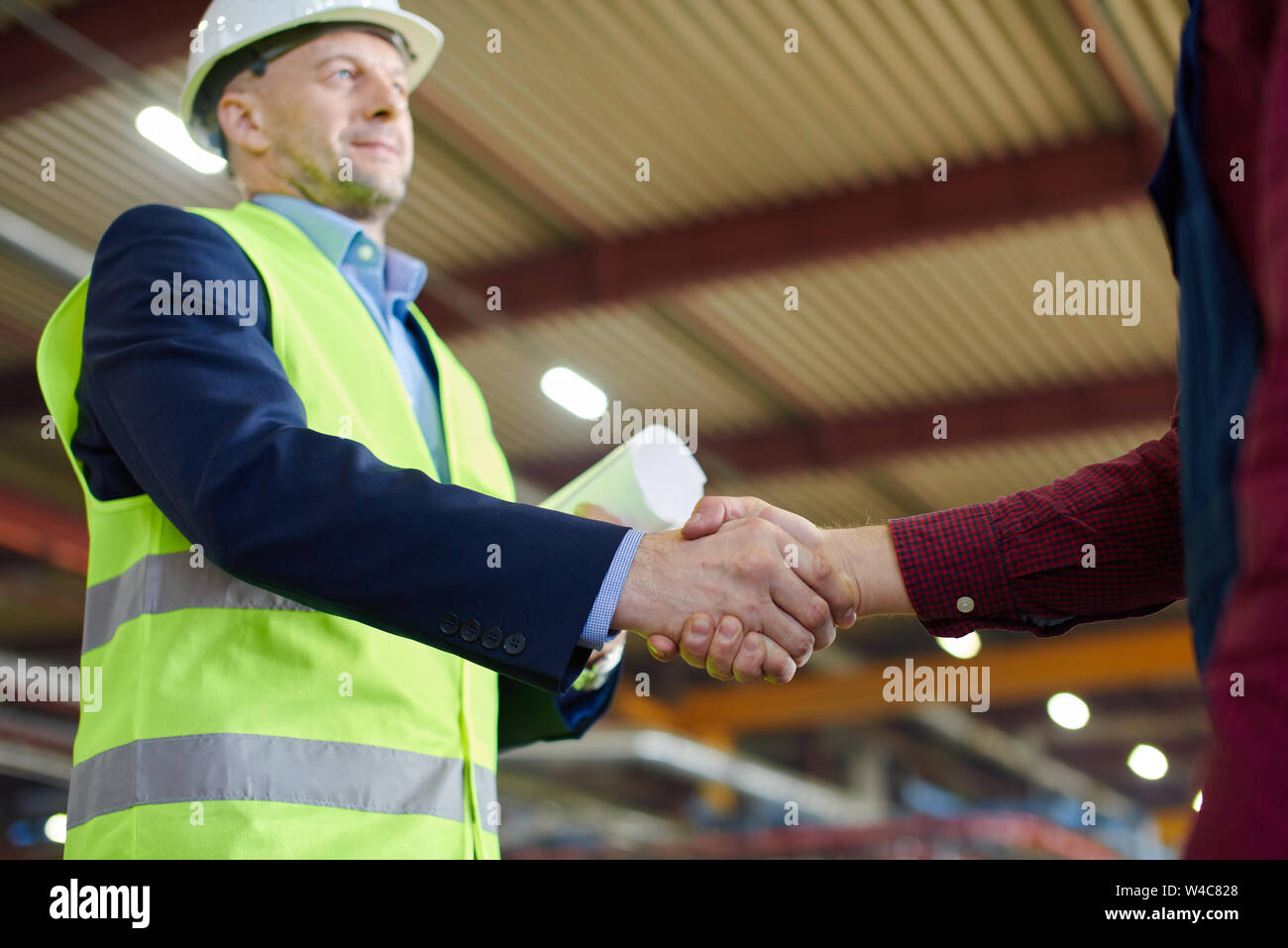 Engineer in hard hat shakes his colleagues hand Stock Photo - Alamy
