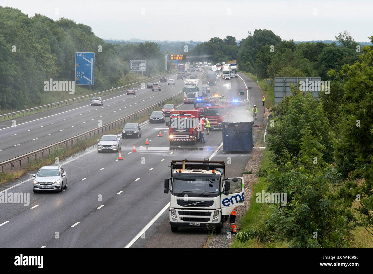 Lorry on m40 motorway uk hi-res stock photography and images - Alamy