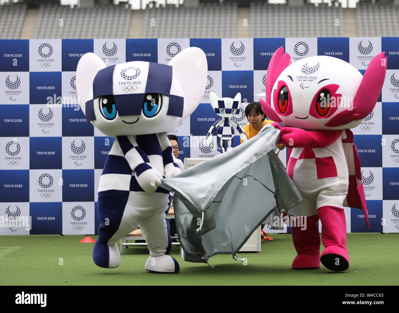 Tokyo, Japanon. 22nd July, 2019. Mascot Miraitowa (front L) and Someity ...