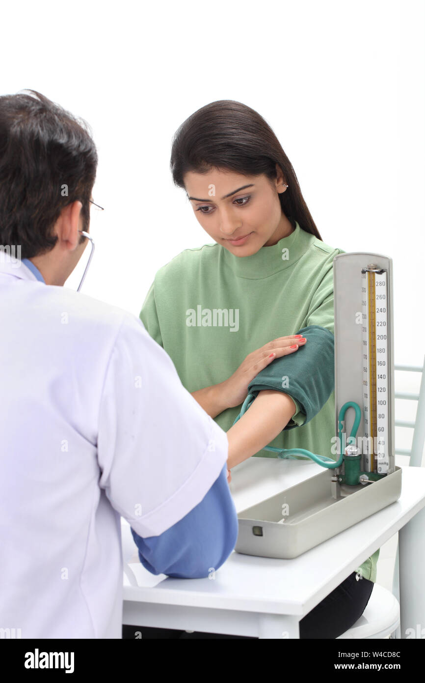 Doctor checking patient blood pressure Stock Photo - Alamy