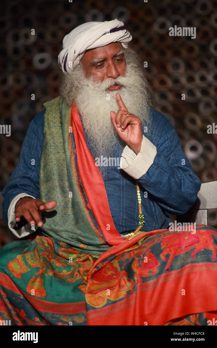 Sadhguru jaggi vasudev hi-res stock photography and images - Alamy