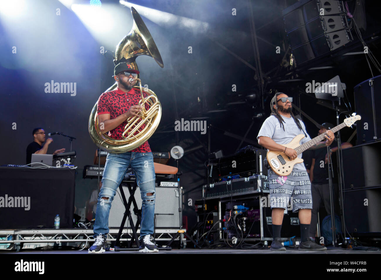 Tuba Gooding, Jr. (Damon Bryson) and Mark Kelley performing with The ...