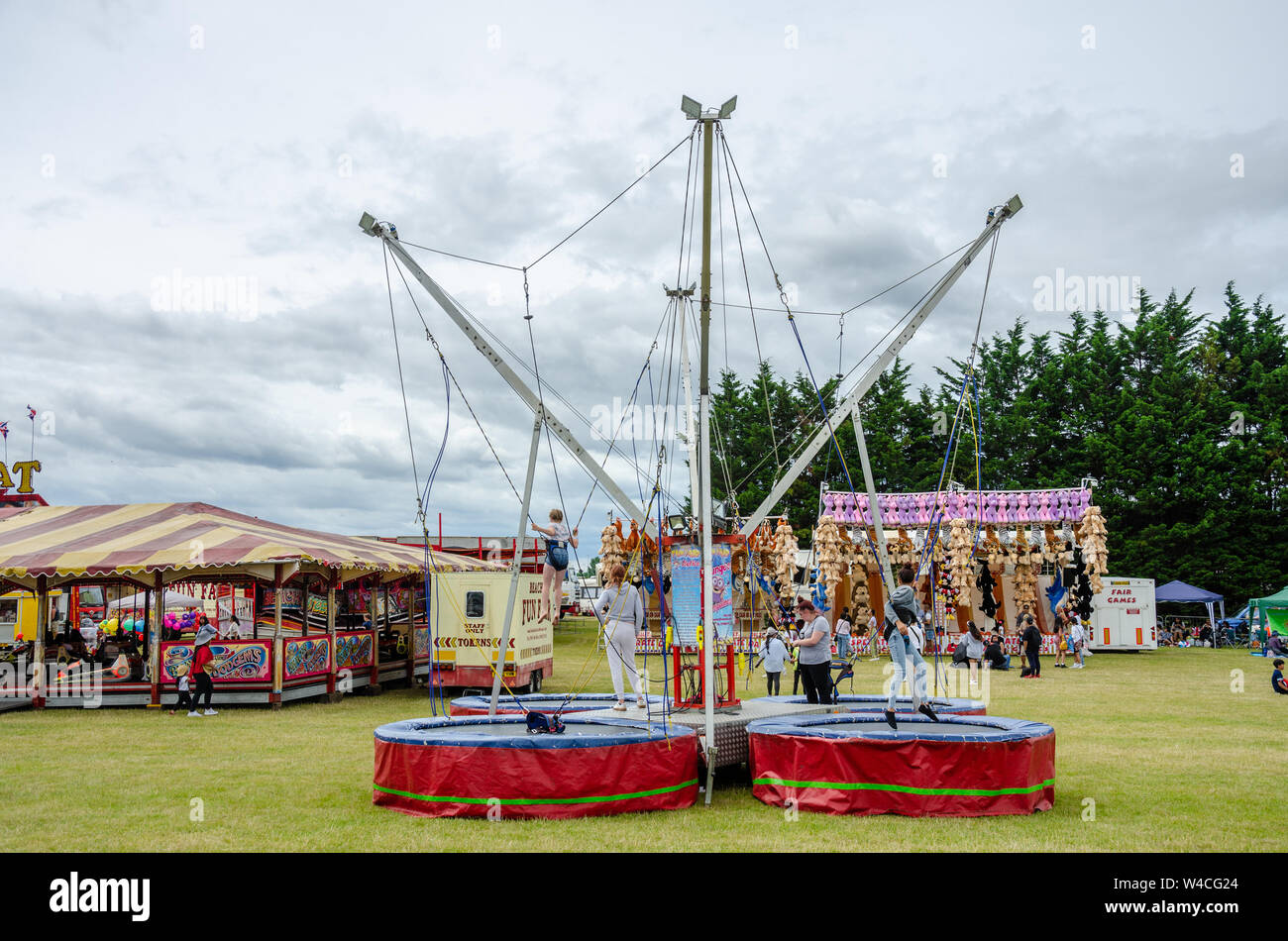 Children bungee jumping hi-res stock photography and images - Alamy