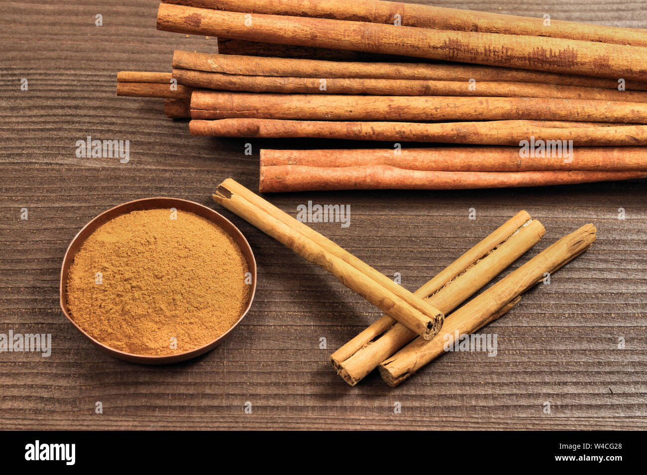 Various kinds of cinnamon - sticks and powder Stock Photo - Alamy