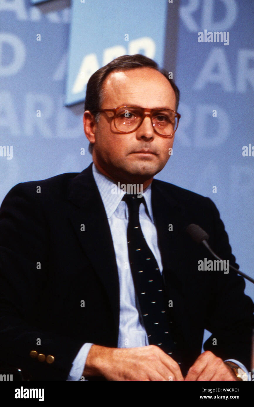 Edmund Gruber, deutscher Fernsehjournalist und Rundfunk-Intendant ...