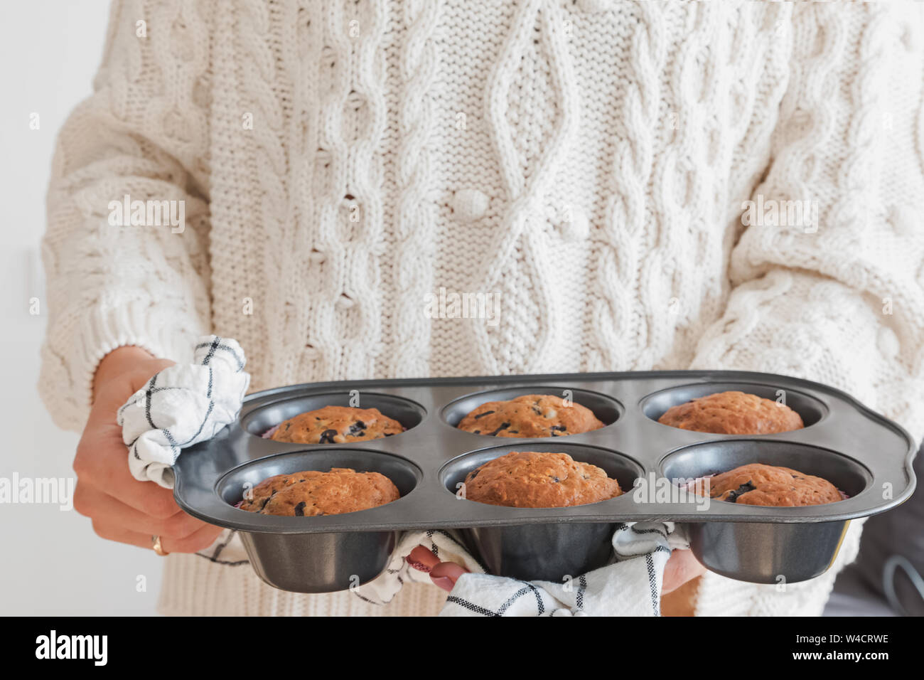Hands holding a muffin hi-res stock photography and images - Alamy