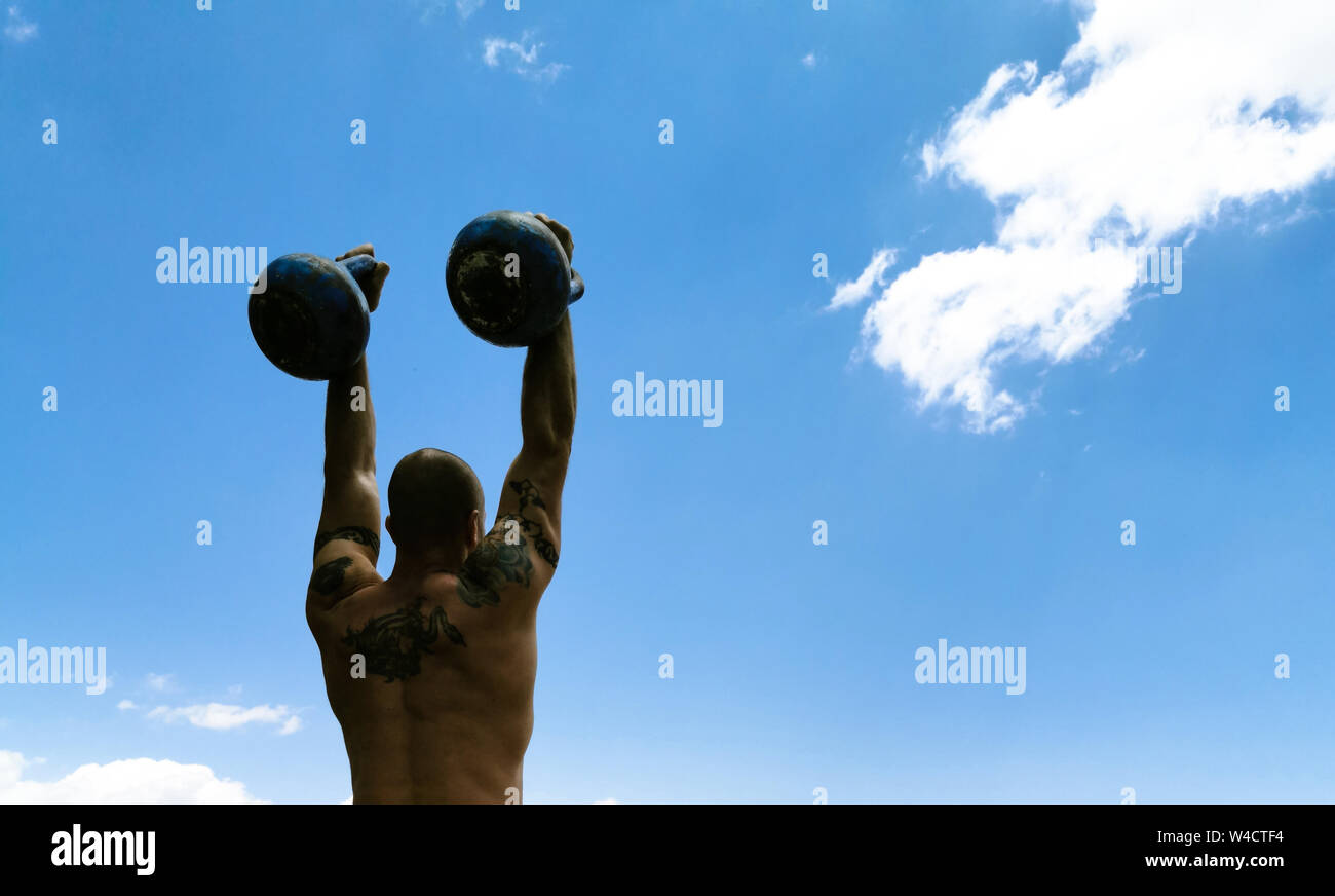 Man lifting overhead back hi-res stock photography and images - Alamy