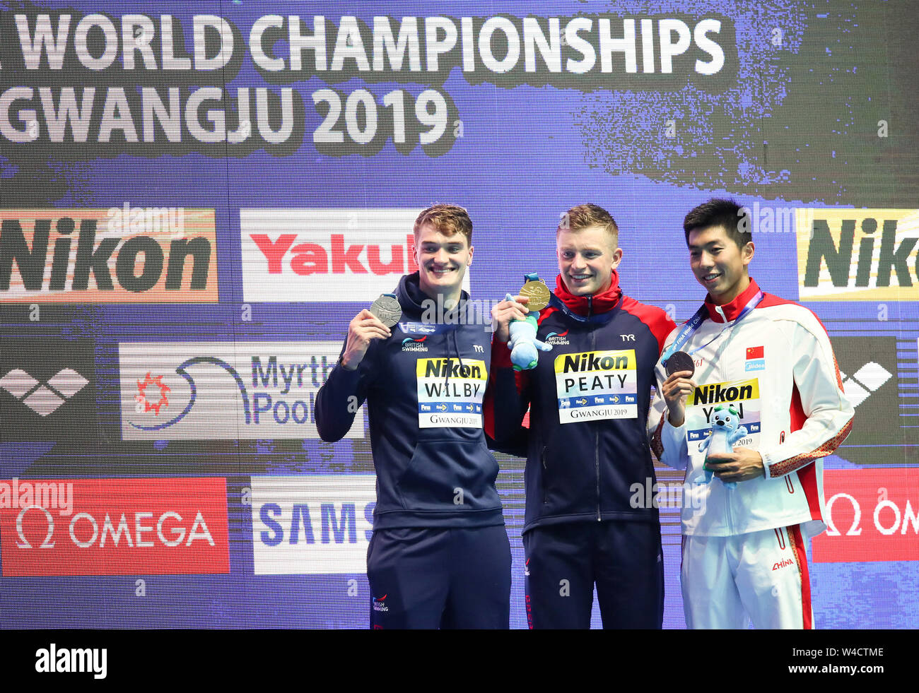 Gwangju, South Korea. 22nd July, 2019. Bronze medalist Yan Zibei (R) of ...