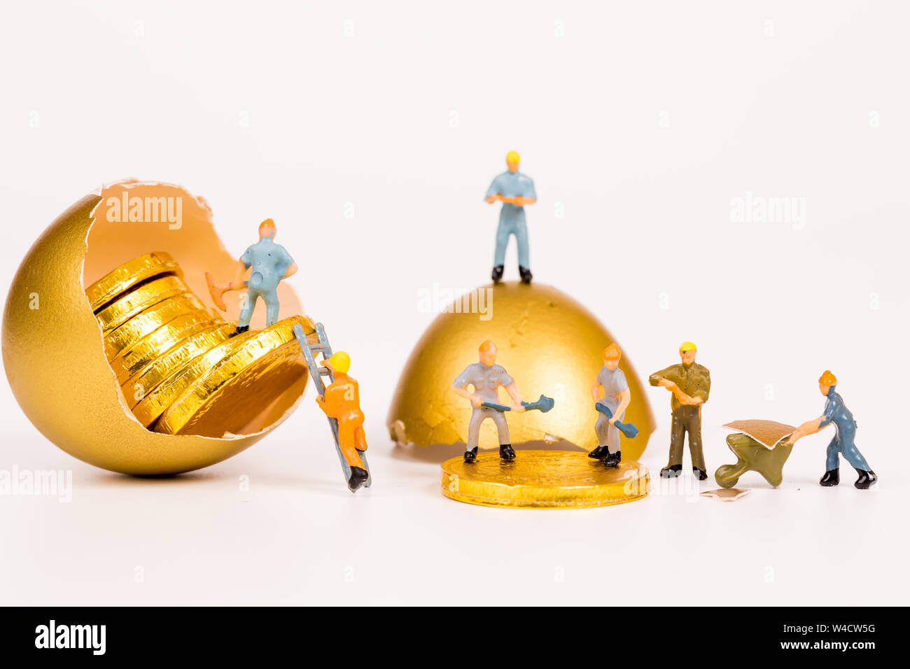 miniature people working in gold mine Stock Photo - Alamy