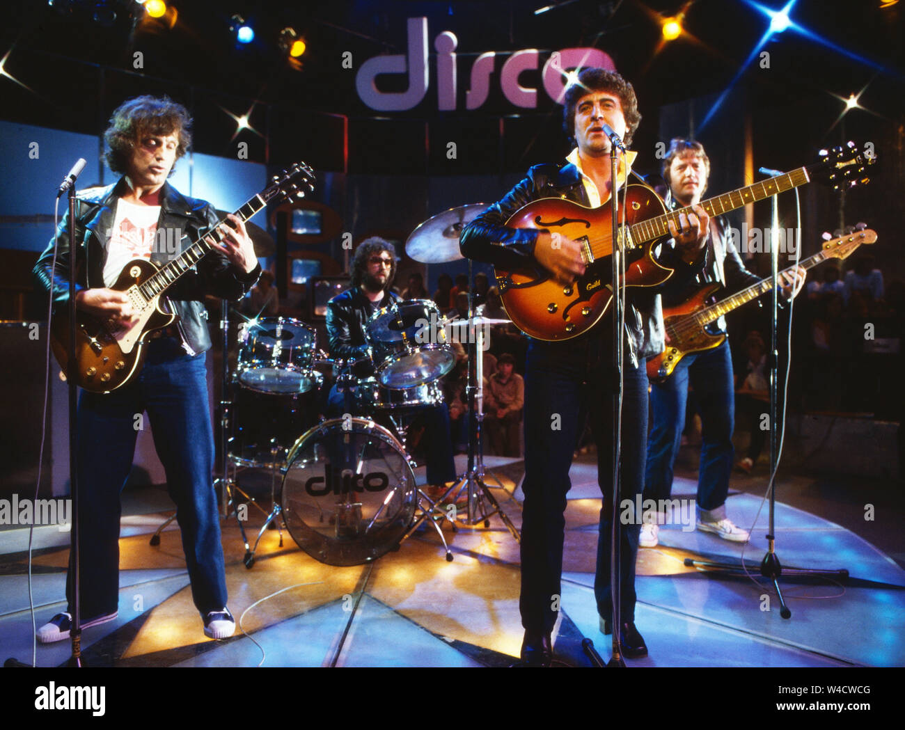 The Swinging Blue Jeans, britische Merseybeat Band, bei einem Auftritt ...