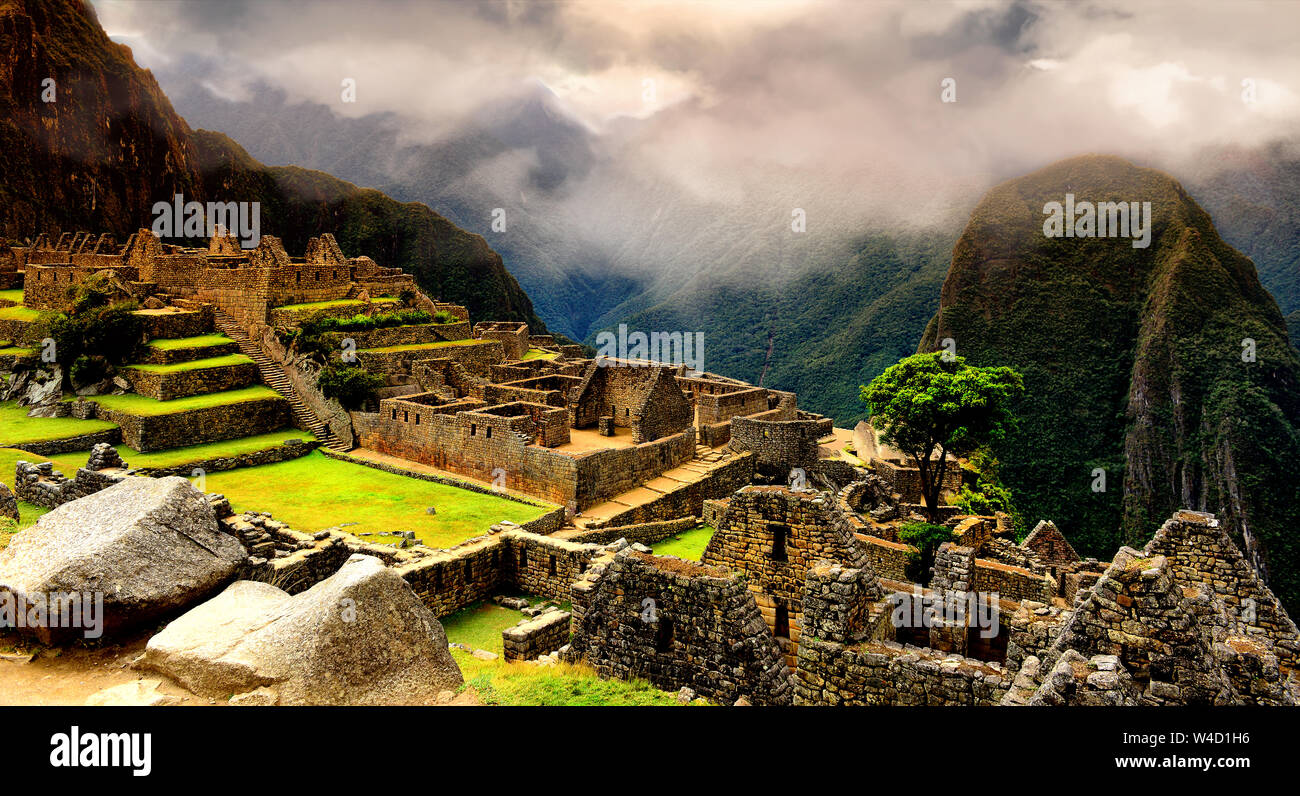 The ancient Inca city high in the Andes Stock Photo - Alamy