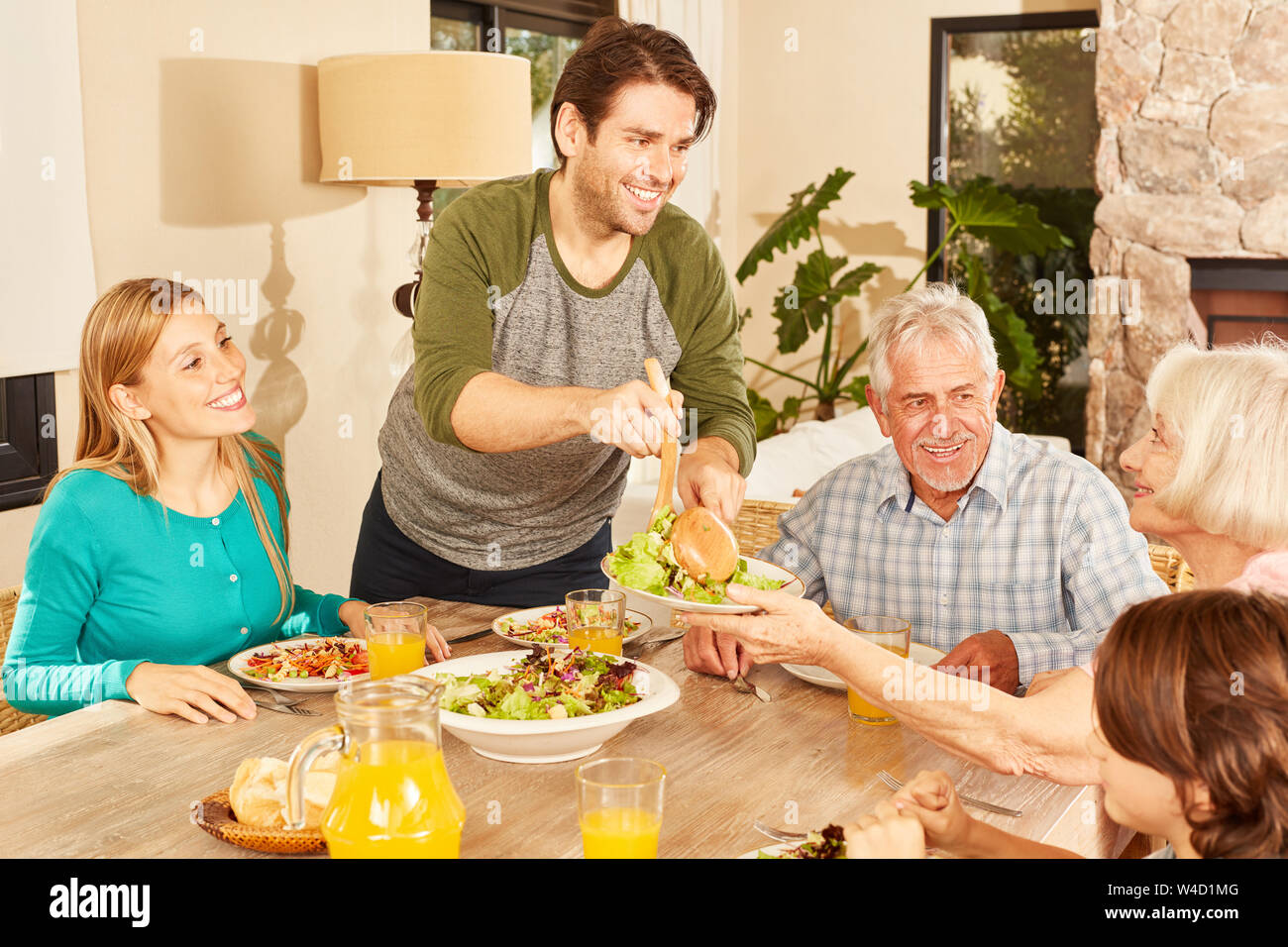 Family lunch grandparents children hi-res stock photography and images ...