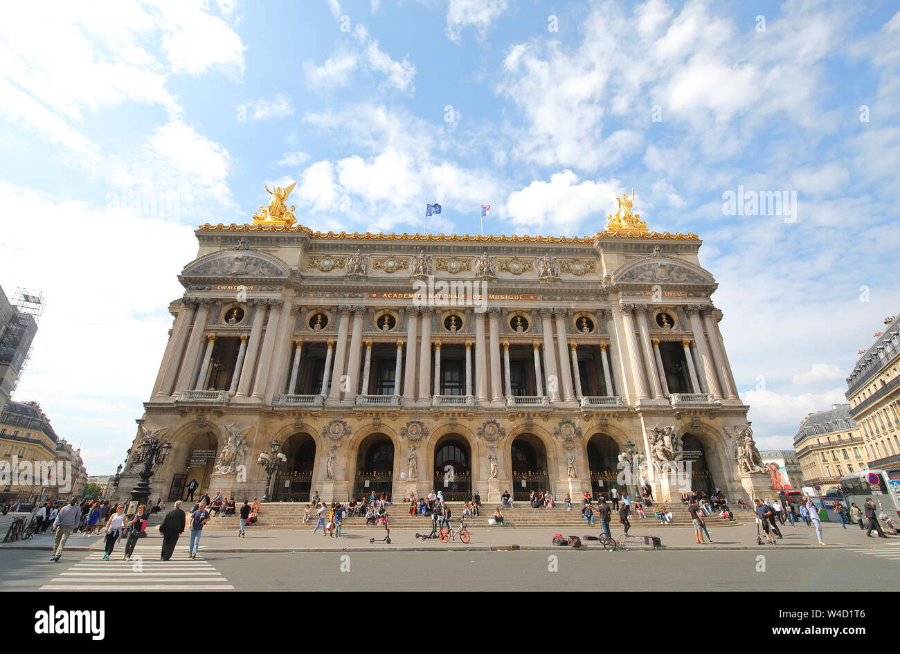 Opera show paris hi-res stock photography and images - Alamy