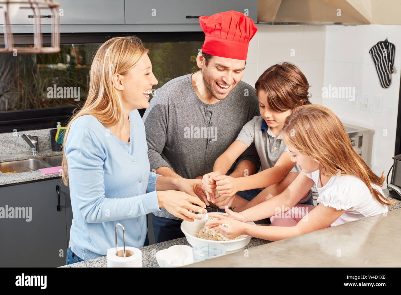 Kids baking hi-res stock photography and images - Alamy