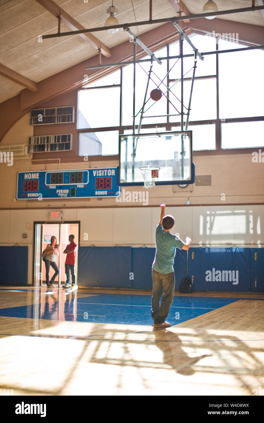 Teenage boy playing basketball Stock Photo - Alamy