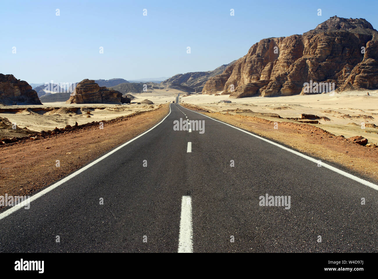 Surrounded by rocks hi-res stock photography and images - Alamy
