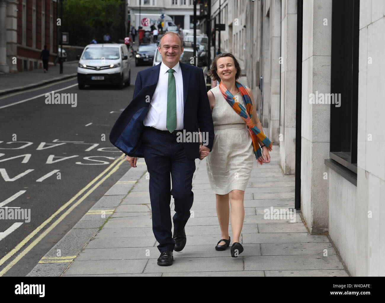 Ed davey left and his wife emily gasson hi-res stock photography and ...