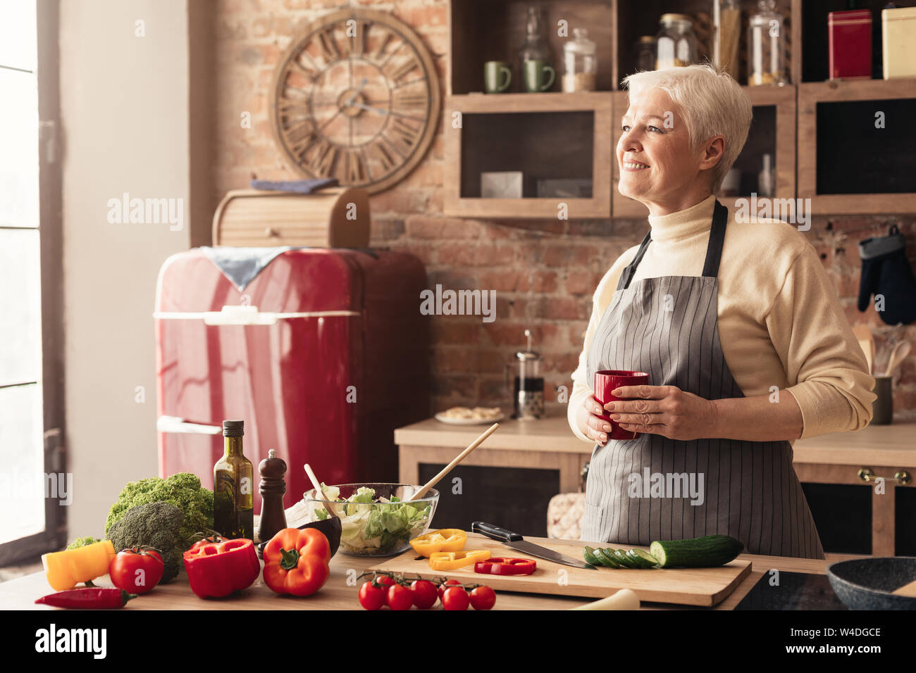 Elderly female kitchen hi-res stock photography and images - Alamy