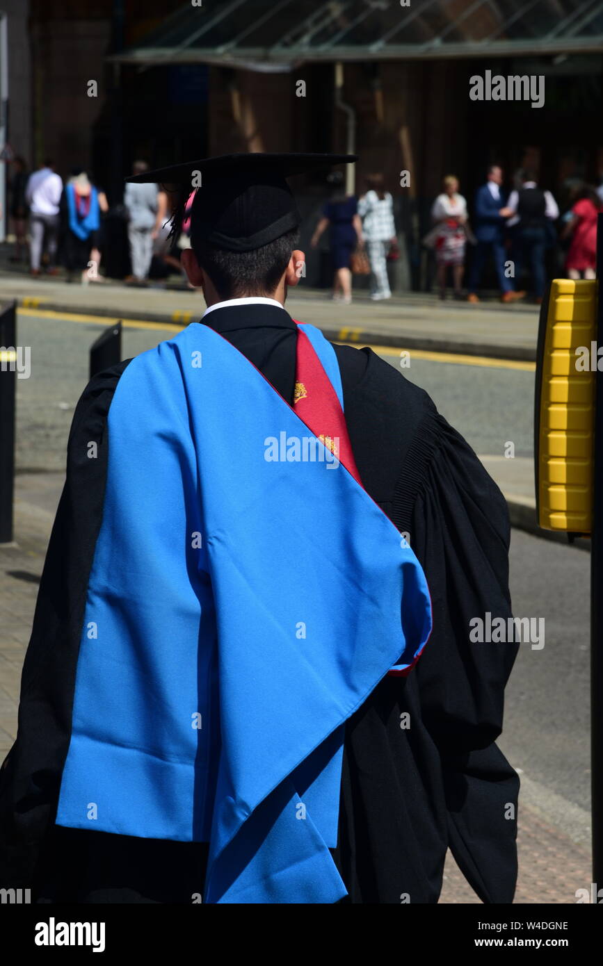 Graduate graduation graduating graduand hi-res stock photography and ...