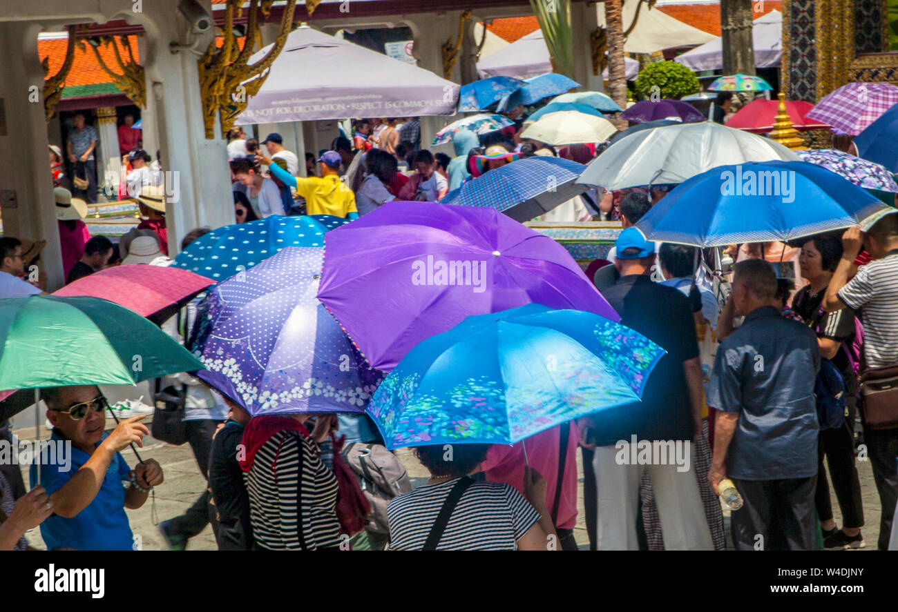 Overcrowding hi-res stock photography and images - Alamy
