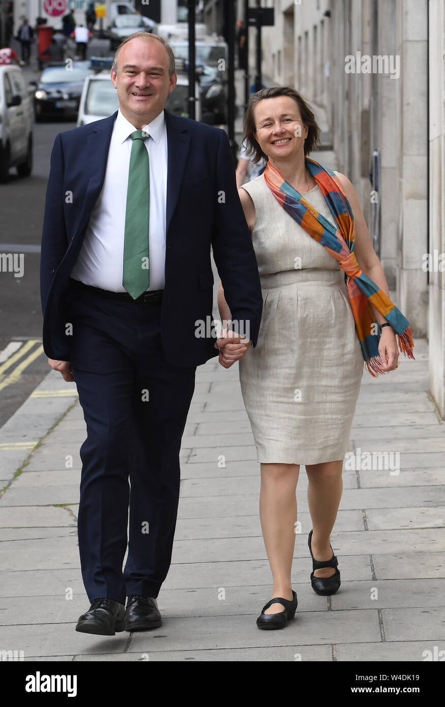 Ed davey left and his wife emily gasson hi-res stock photography and ...