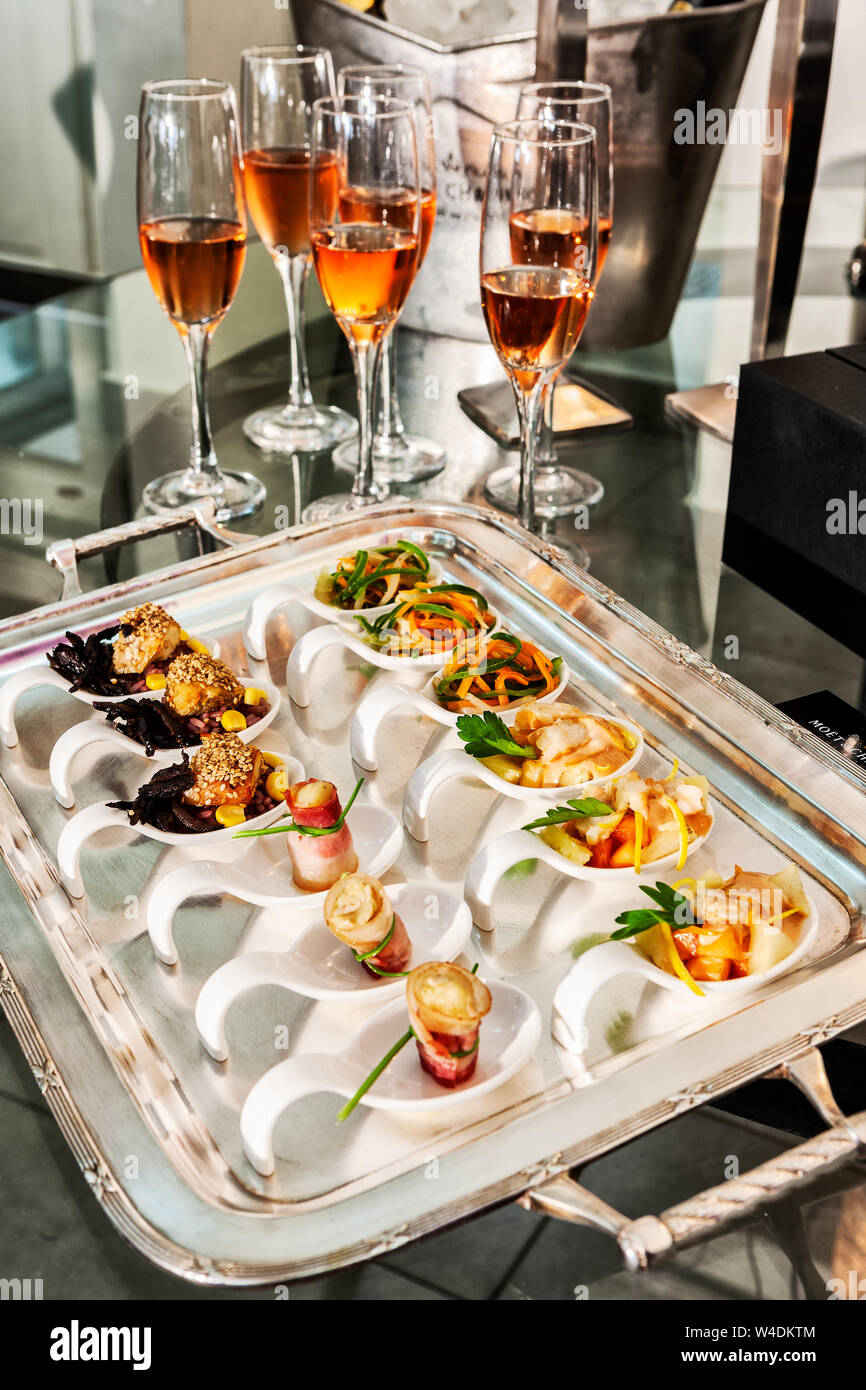 Champagne and appetizers hi-res stock photography and images - Alamy